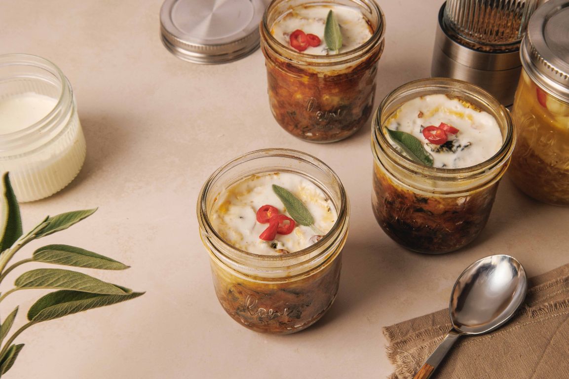 Wohltuende Winter-Quiche im Glas mit cremigem Fire-Cider-Topping ...